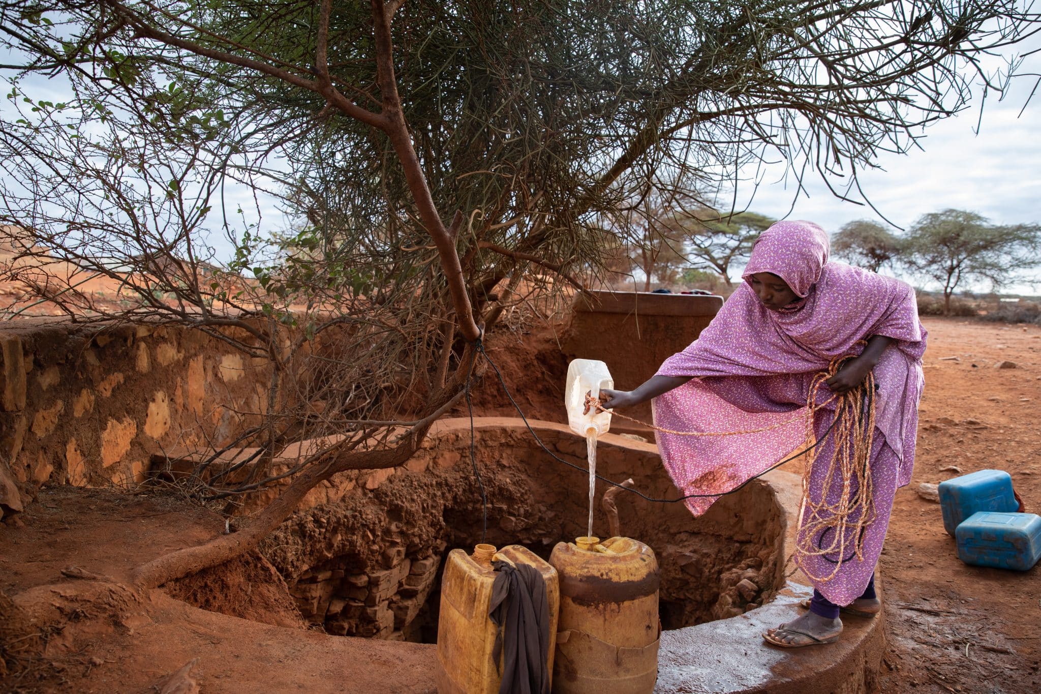 Les femmes et les filles, premières victimes de la crise de l’eau et de ...