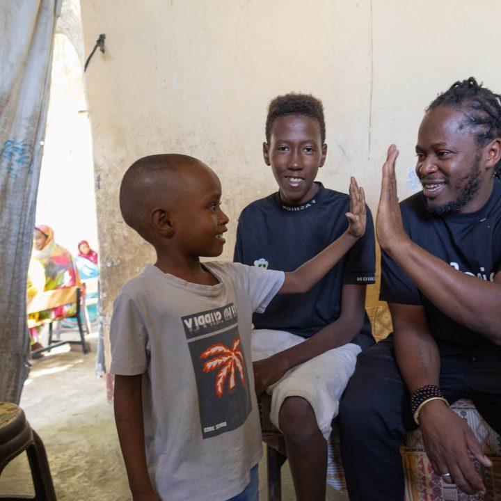 Lambassadeur De Lunicef Ishmael Beah à La Rencontre Des Enfants